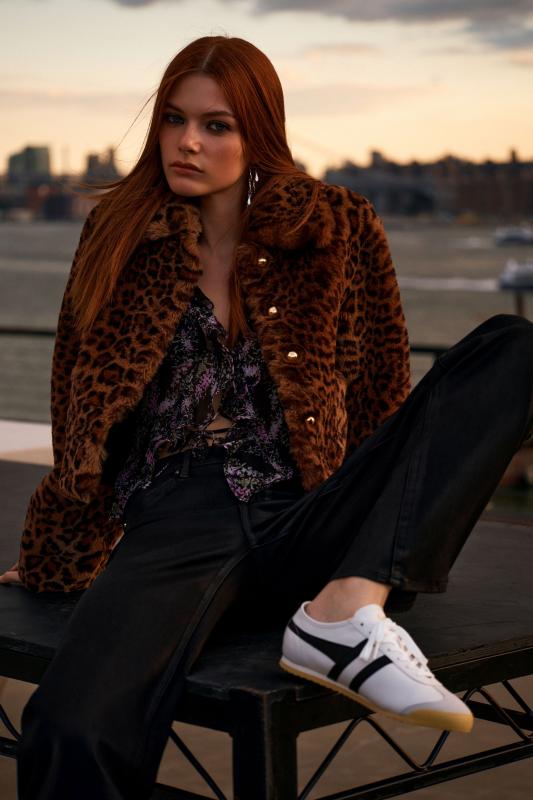 Paige 사샤 코팅 하이라이즈 와이드 레그 진 앤트로폴로지 한국 공식 스토어 유니크한 여성 패션 및 라이프스타일 편집샵 200개이상의 프리미엄 브랜드 여성 의류