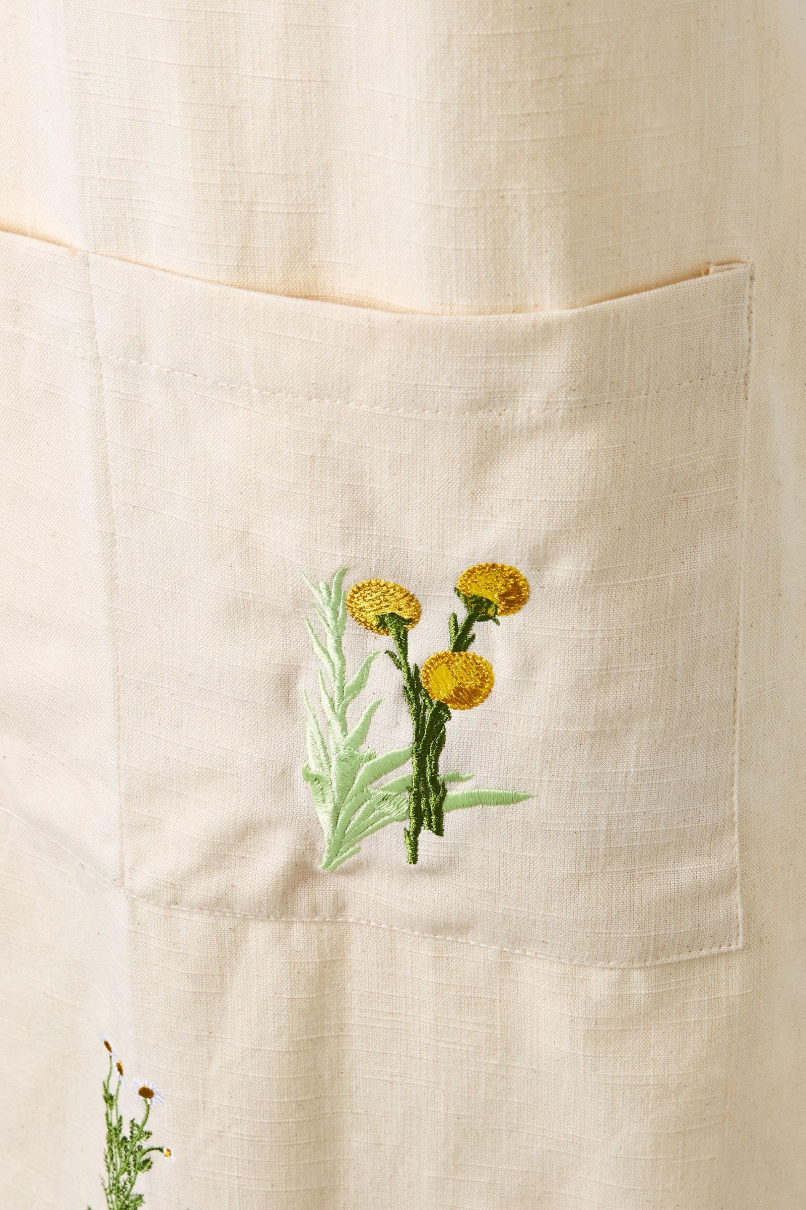 Galley & Fen Botanical Embroidered Apron | Anthropologie Japan - Women ...