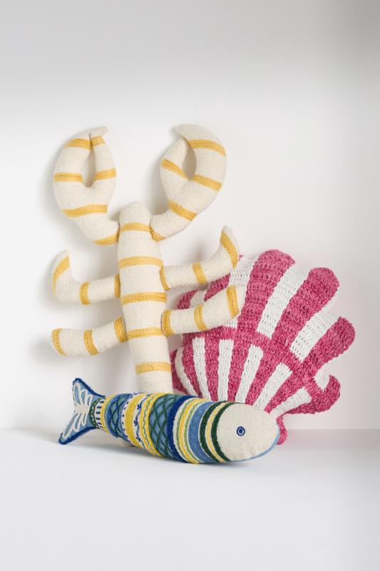 바다 아이콘 크로셰 모양 베개 앤트로폴로지 한국 공식 스토어 유니크한 여성 패션 및 라이프스타일 편집샵 200개이상의 프리미엄 브랜드 여성 의류 액세서리 홈