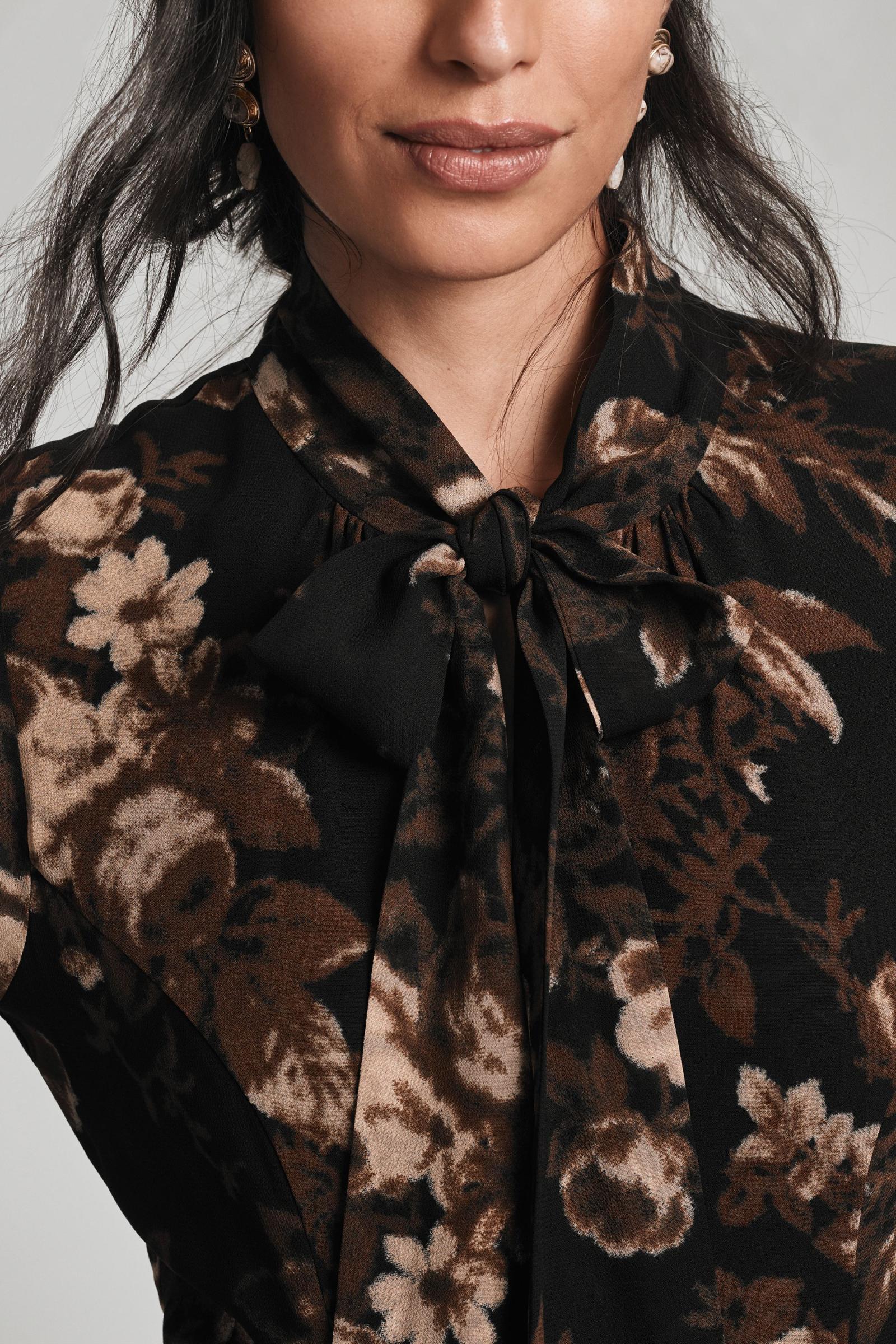 리포메이션 수나 미니드레스 앤트로폴로지 한국 공식 스토어 유니크한 여성 패션 및 라이프스타일 편집샵 200개이상의 프리미엄 브랜드 여성 의류 액세서리 홈