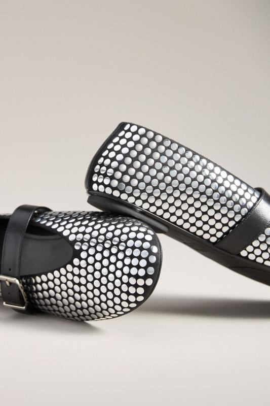 슈츠 에이자 스터드 플랫 앤트로폴로지 한국 공식 스토어 유니크한 여성 패션 및 라이프스타일 편집샵 200개이상의 프리미엄 브랜드 여성 의류 액세서리 홈 인테리어