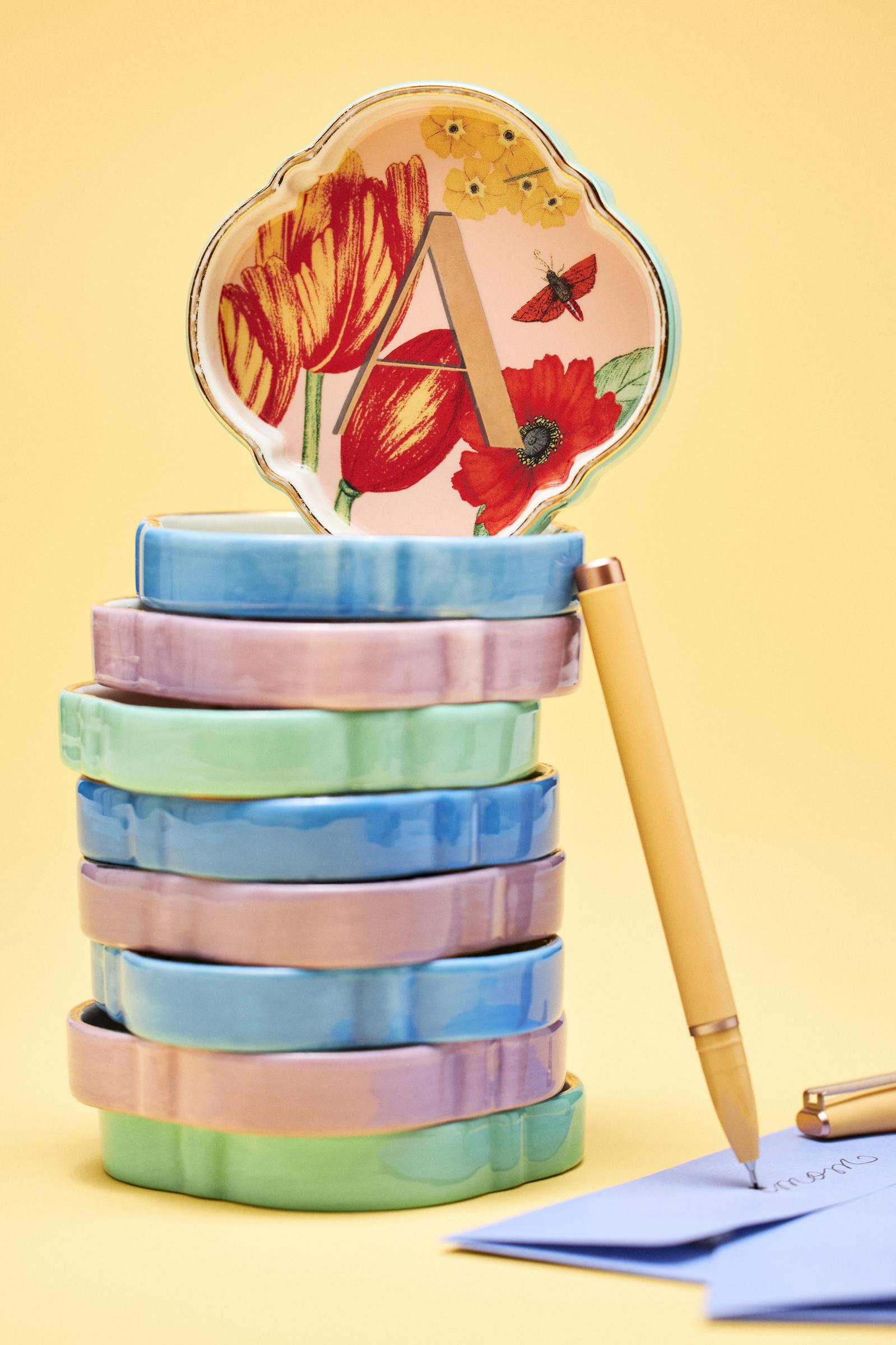 에덴 모노그램 스톤웨어 트링킷 접시 앤트로폴로지 한국 공식 스토어 유니크한 여성 패션 및 라이프스타일 편집샵 200개이상의 프리미엄 브랜드 여성 의류 액세서리