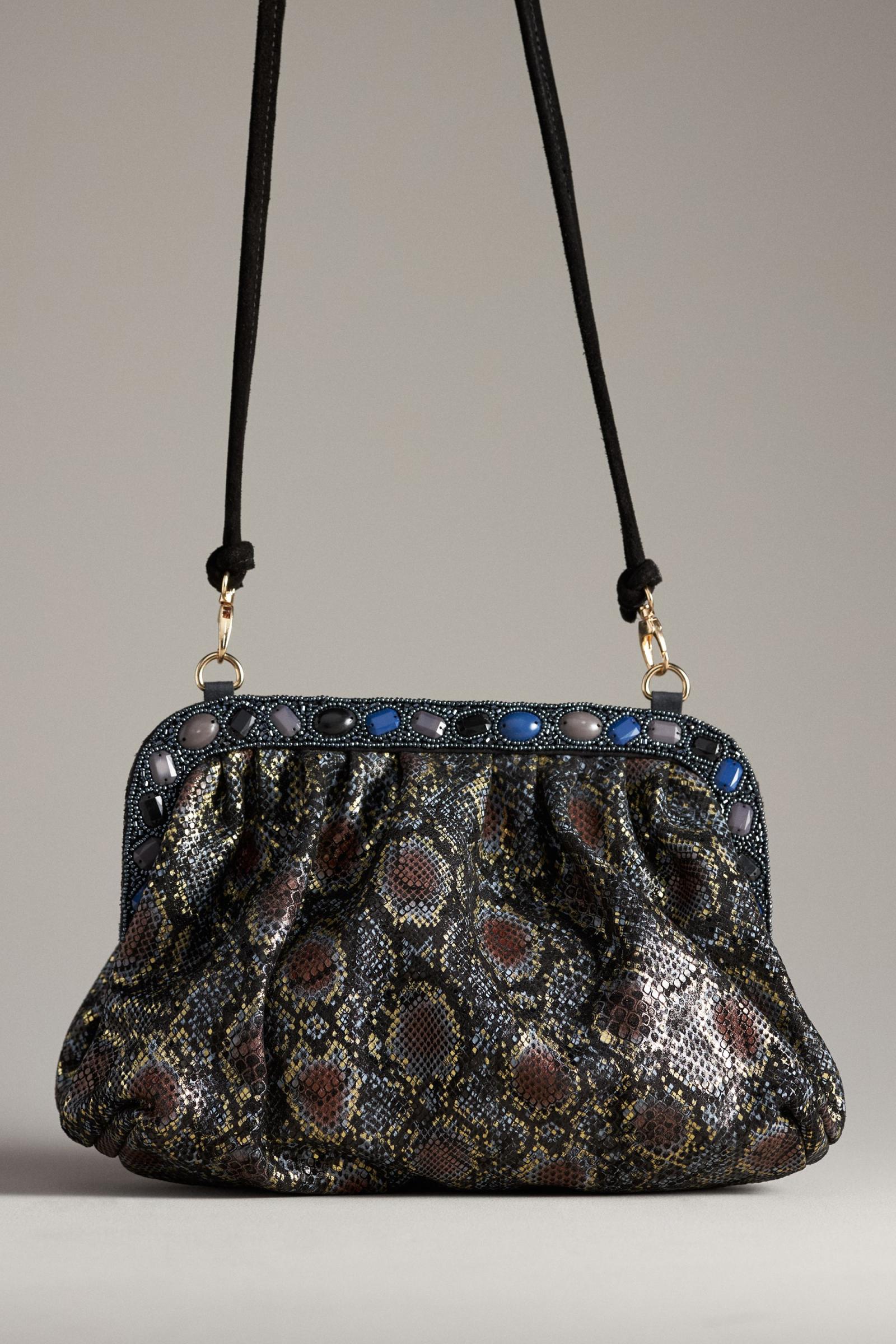 Llani 스네이크 프레임 클러치 앤트로폴로지 한국 공식 스토어 유니크한 여성 패션 및 라이프스타일 편집샵 200개이상의 프리미엄 브랜드 여성 의류 액세서리 홈