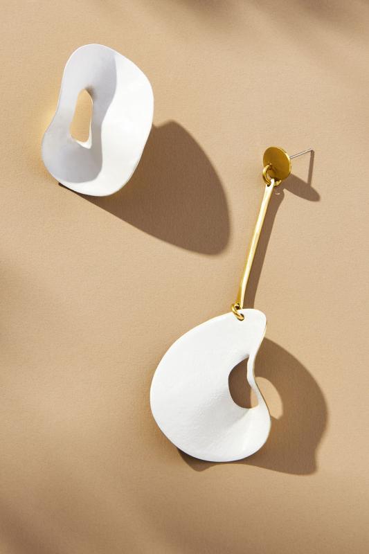 시빌리아 불일치 귀걸이 앤트로폴로지 한국 공식 스토어 유니크한 여성 패션 및 라이프스타일 편집샵 200개이상의 프리미엄 브랜드 여성 의류 액세서리 홈 인테리어