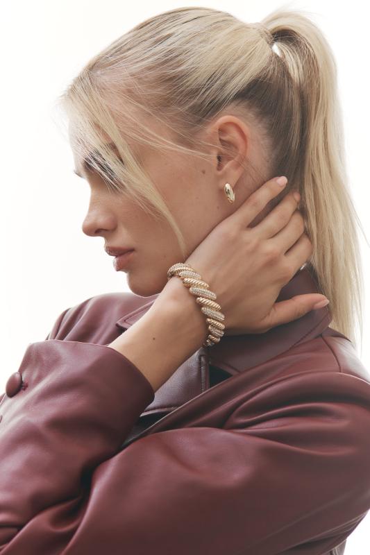 파베 리브 브레이슬릿 앤트로폴로지 한국 공식 스토어 유니크한 여성 패션 및 라이프스타일 편집샵 200개이상의 프리미엄 브랜드 여성 의류 액세서리 홈 인테리어