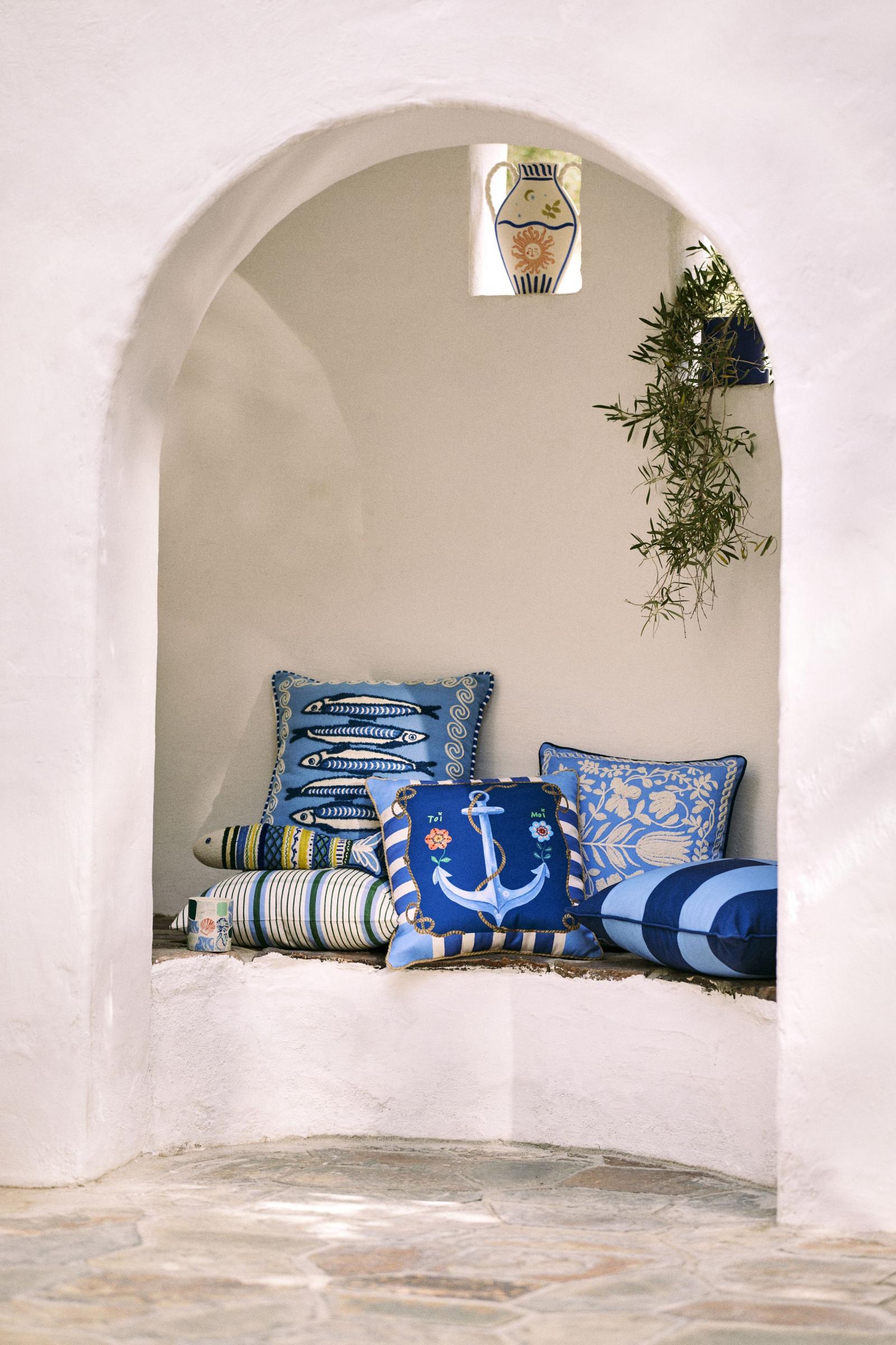 바다 아이콘 크로셰 모양 베개 앤트로폴로지 한국 공식 스토어 유니크한 여성 패션 및 라이프스타일 편집샵 200개이상의 프리미엄 브랜드 여성 의류 액세서리 홈