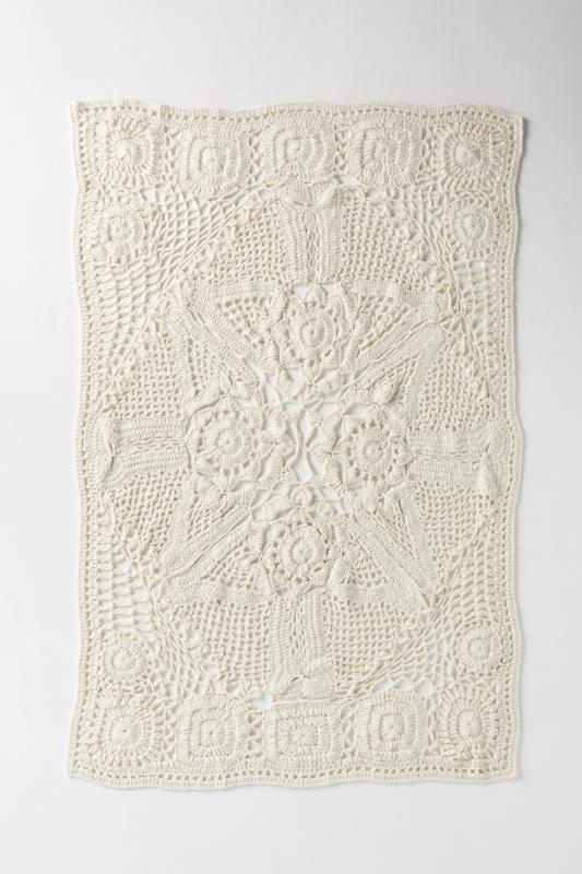 애스펜 니트 크로셰 던지기 담요 앤트로폴로지 한국 공식 스토어 유니크한 여성 패션 및 라이프스타일 편집샵 200개이상의 프리미엄 브랜드 여성 의류 액세서리 홈