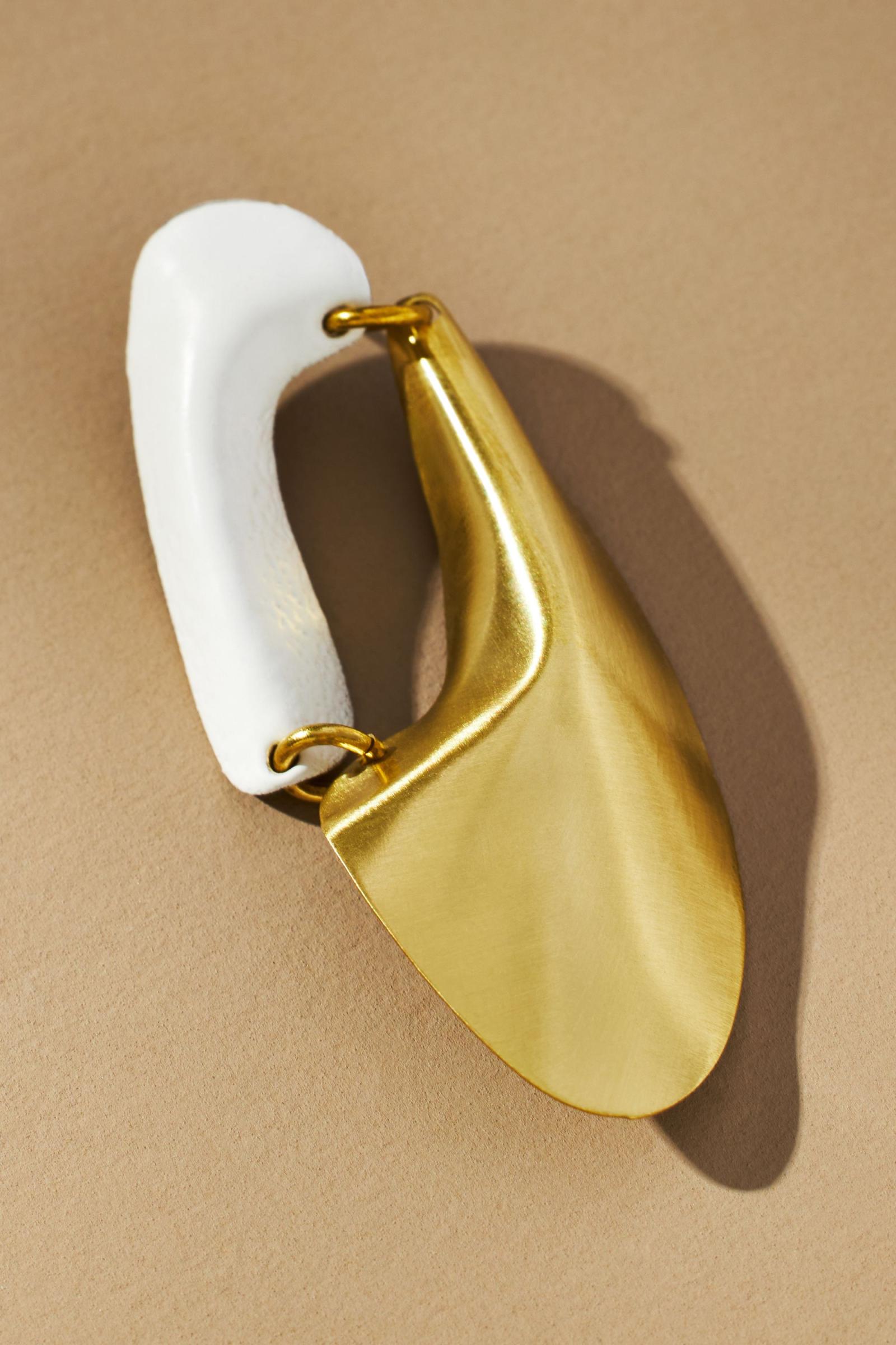 시빌리아 핀치 드롭 이어링 앤트로폴로지 한국 공식 스토어 유니크한 여성 패션 및 라이프스타일 편집샵 200개이상의 프리미엄 브랜드 여성 의류 액세서리 홈