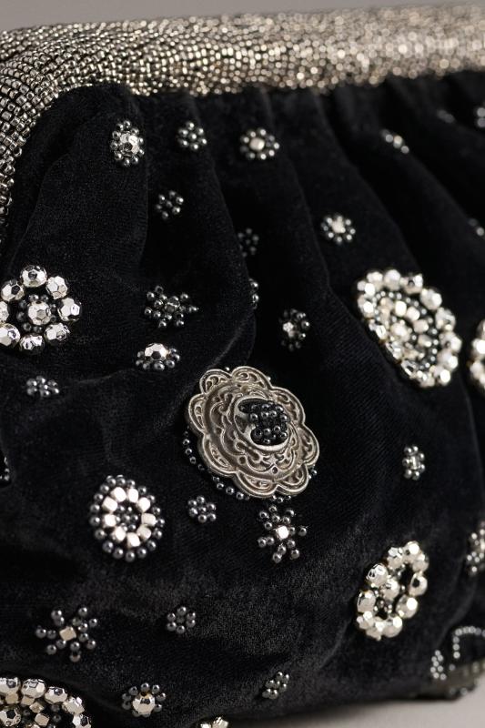 스터드 장식 벨벳 클러치 앤트로폴로지 한국 공식 스토어 유니크한 여성 패션 및 라이프스타일 편집샵 200개이상의 프리미엄 브랜드 여성 의류 액세서리 홈 인테리어