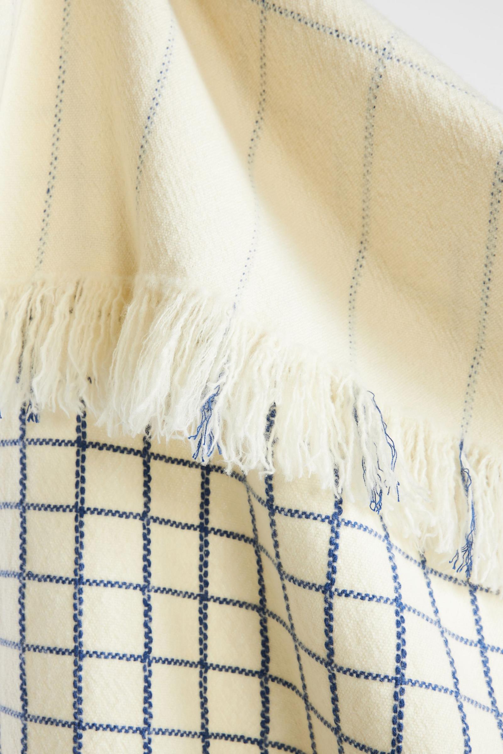 창유리 던지기 담요 앤트로폴로지 한국 공식 스토어 유니크한 여성 패션 및 라이프스타일 편집샵 200개이상의 프리미엄 브랜드 여성 의류 액세서리 홈 인테리어