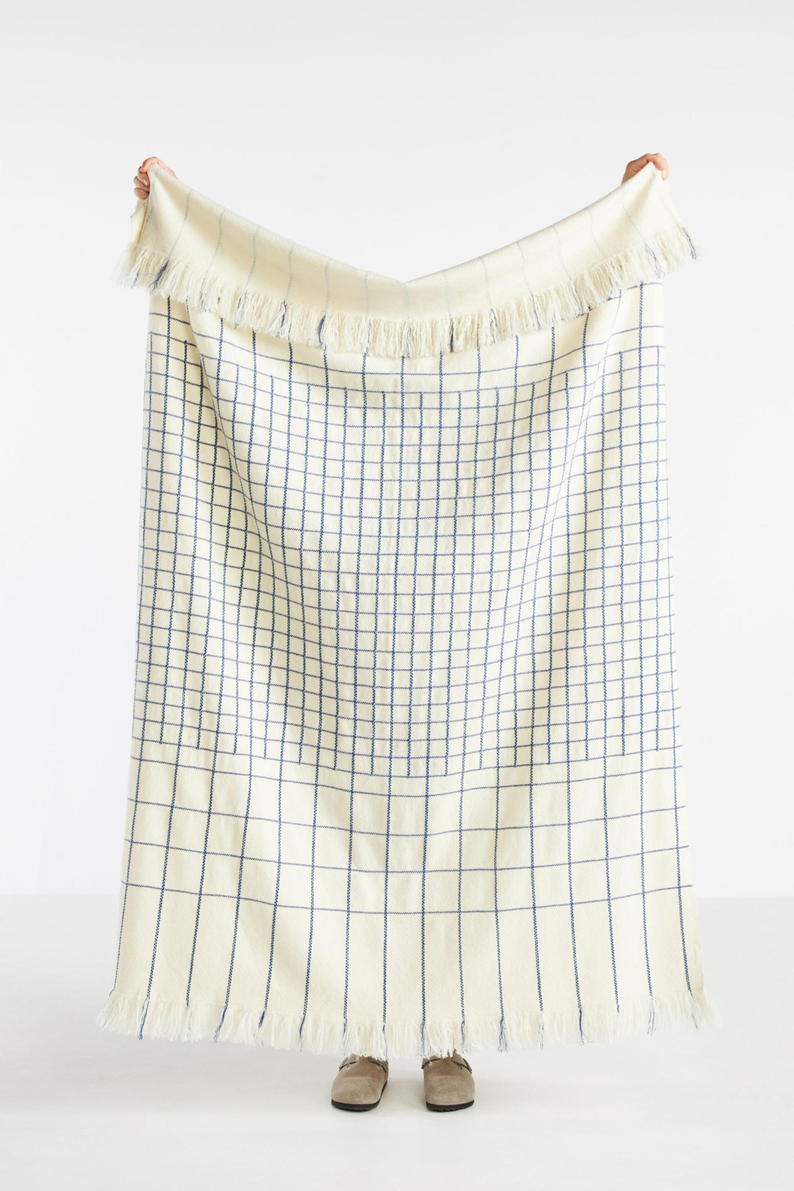 창유리 던지기 담요 앤트로폴로지 한국 공식 스토어 유니크한 여성 패션 및 라이프스타일 편집샵 200개이상의 프리미엄 브랜드 여성 의류 액세서리 홈 인테리어