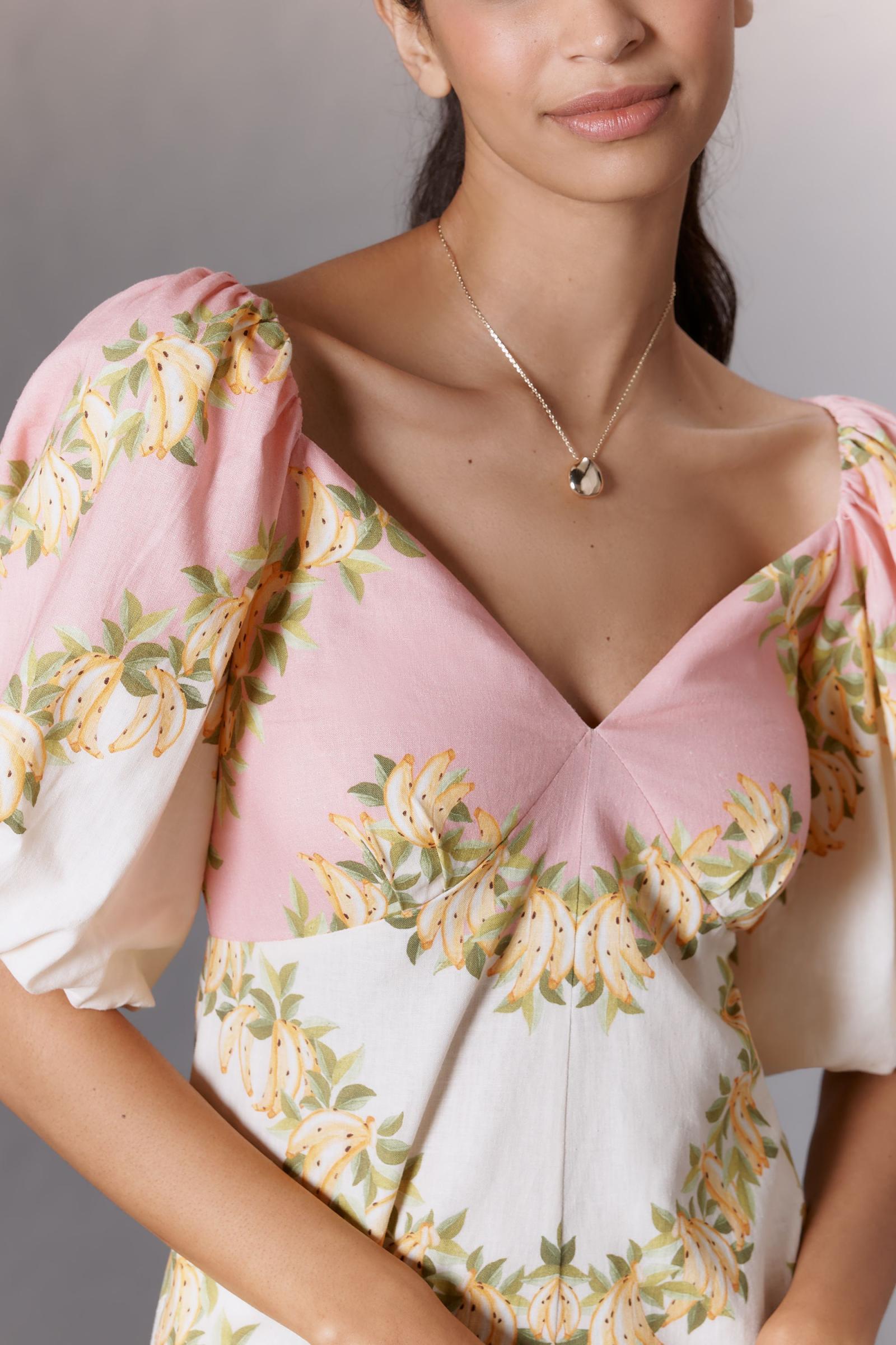 팜 리오 X 앤트로폴로지 V넥 퍼프 슬리브 리넨 블렌드 롬퍼 앤트로폴로지 한국 공식 스토어 유니크한 여성 패션 및 라이프스타일 편집샵 200개이상의 프리미엄 브랜드