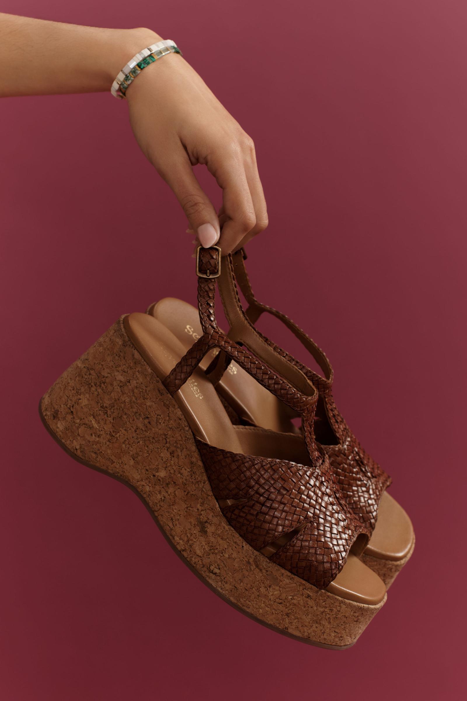 세이셸 놀리아 코르크 웨지 샌들 앤트로폴로지 한국 공식 스토어 유니크한 여성 패션 및 라이프스타일 편집샵 200개이상의 프리미엄 브랜드 여성 의류 액세서리 홈