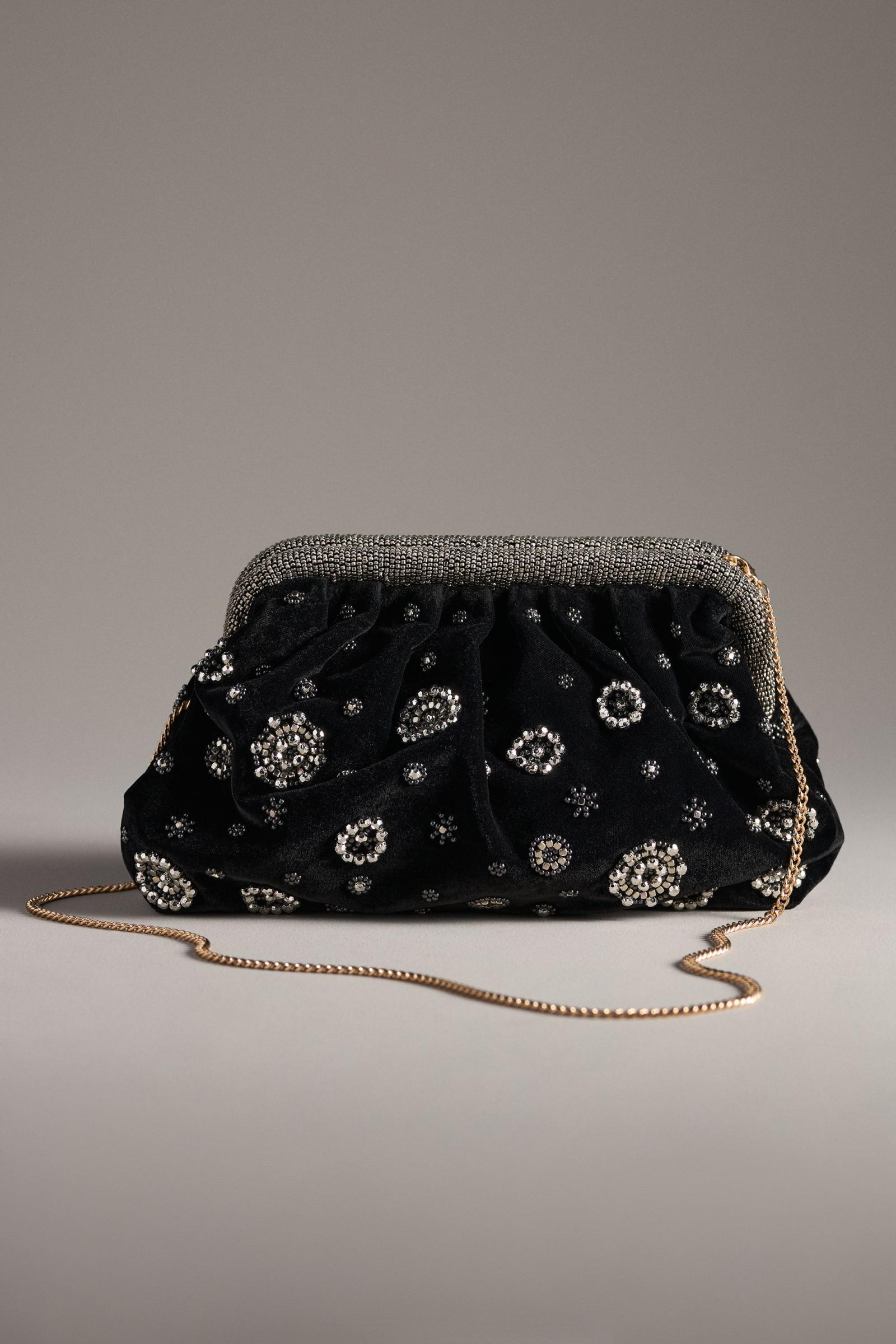 스터드 장식 벨벳 클러치 앤트로폴로지 한국 공식 스토어 유니크한 여성 패션 및 라이프스타일 편집샵 200개이상의 프리미엄 브랜드 여성 의류 액세서리 홈 인테리어