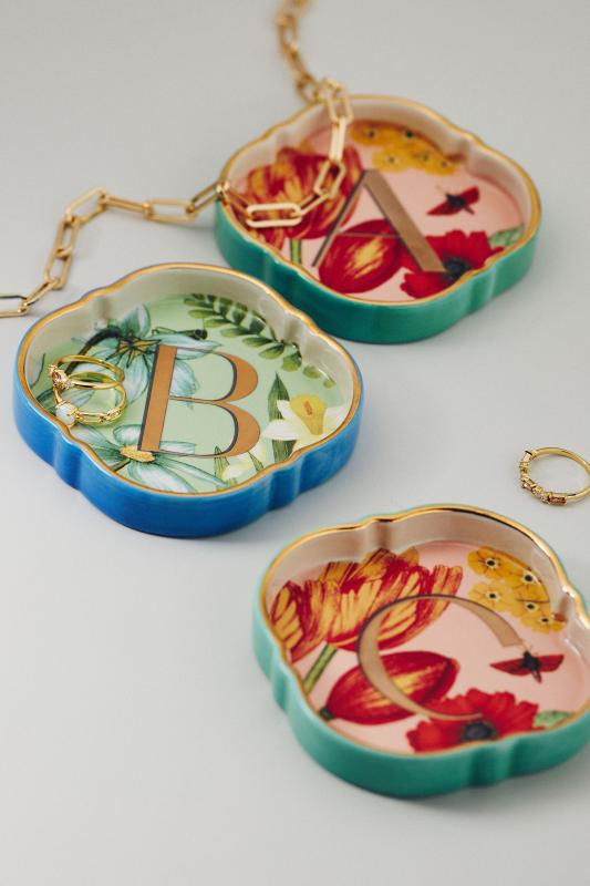 에덴 모노그램 스톤웨어 트링킷 접시 앤트로폴로지 한국 공식 스토어 유니크한 여성 패션 및 라이프스타일 편집샵 200개이상의 프리미엄 브랜드 여성 의류 액세서리