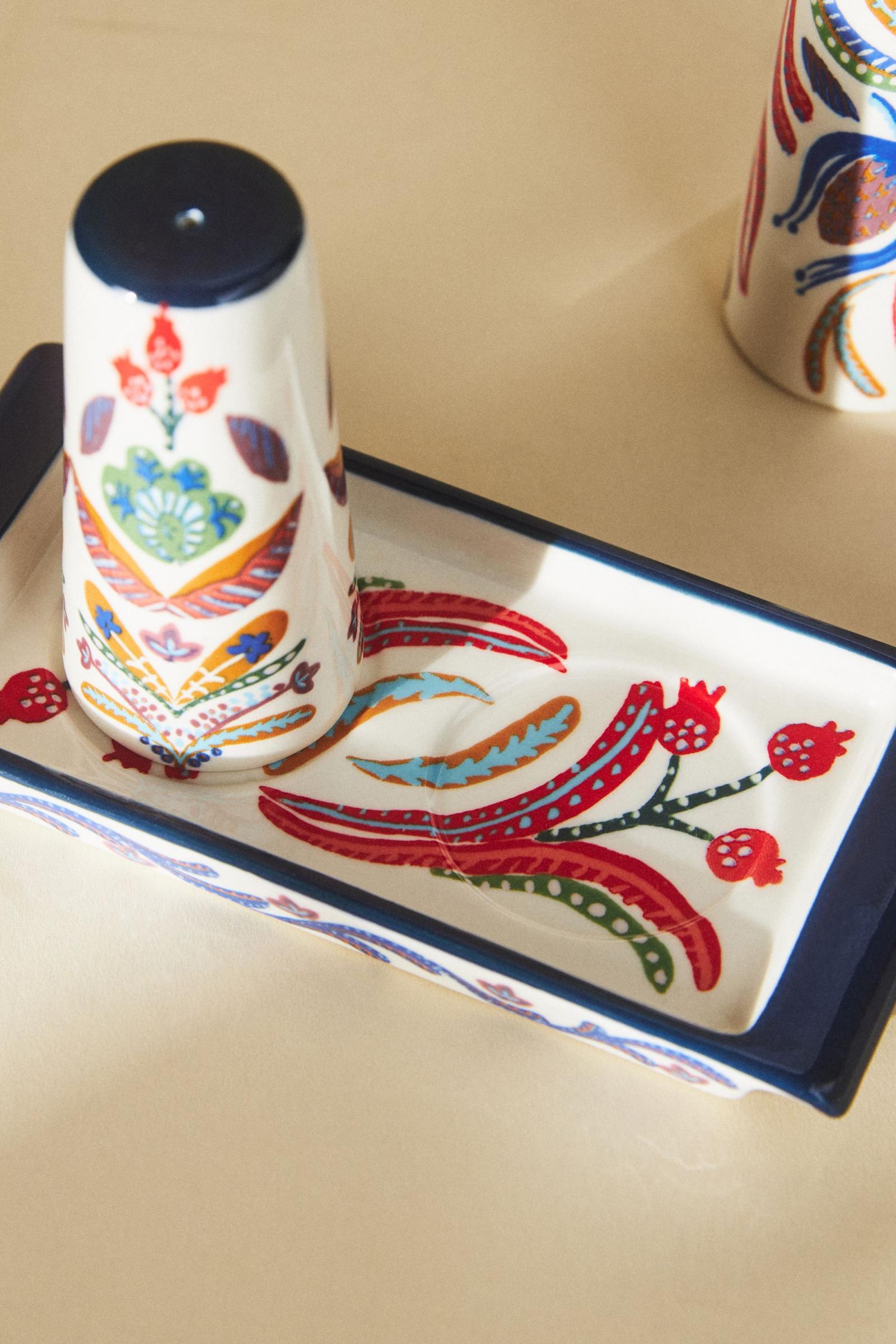 민속 소금 및 후추 통 앤트로폴로지 한국 공식 스토어 유니크한 여성 패션 및 라이프스타일 편집샵 200개이상의 프리미엄 브랜드 여성 의류 액세서리 홈 인테리어