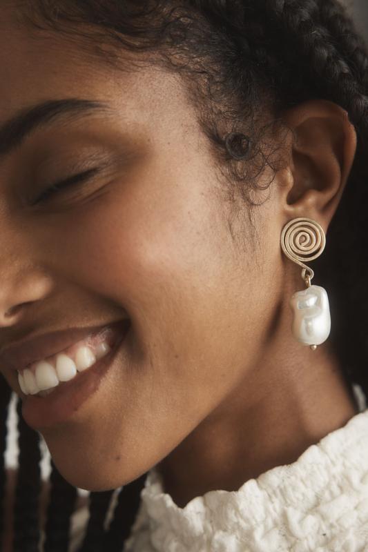 소용돌이 진주 드롭 귀걸이 앤트로폴로지 한국 공식 스토어 유니크한 여성 패션 및 라이프스타일 편집샵 200개이상의 프리미엄 브랜드 여성 의류 액세서리 홈