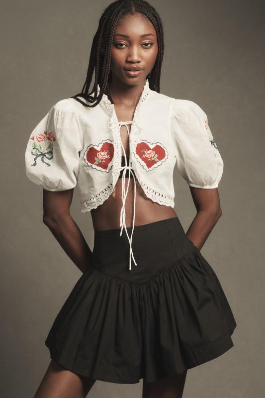 메이브 바스크 웨이스트 플러티 미니 스커트 앤트로폴로지 한국 공식 스토어 유니크한 여성 패션 및 라이프스타일 편집샵 200개이상의 프리미엄 브랜드 여성 의류