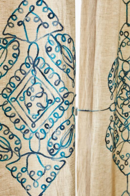 그레타 자수 커튼 앤트로폴로지 한국 공식 스토어 유니크한 여성 패션 및 라이프스타일 편집샵 200개이상의 프리미엄 브랜드 여성 의류 액세서리 홈 인테리어 키친