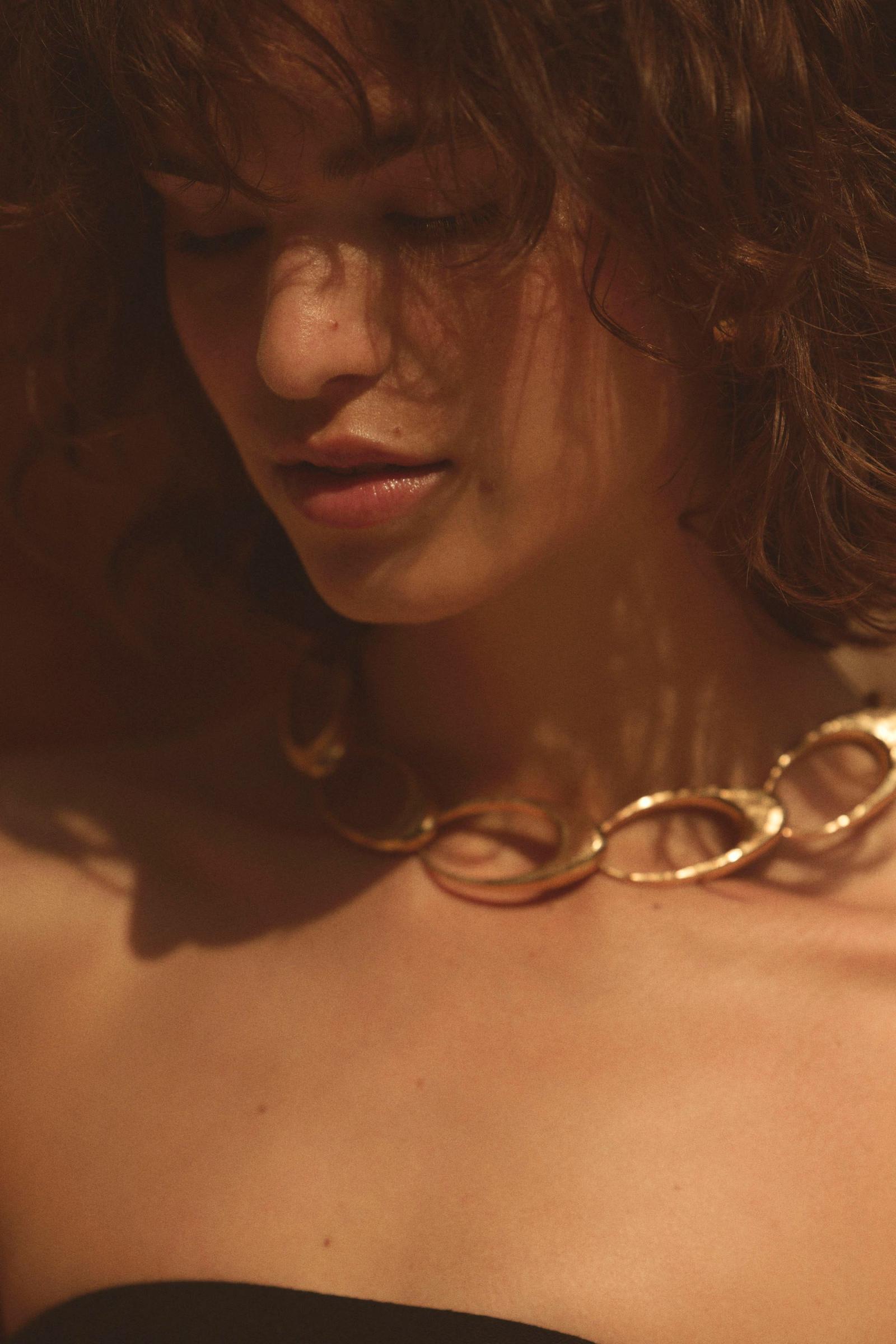 연결된 타원형 목걸이 앤트로폴로지 한국 공식 스토어 유니크한 여성 패션 및 라이프스타일 편집샵 200개이상의 프리미엄 브랜드 여성 의류 액세서리 홈 인테리어