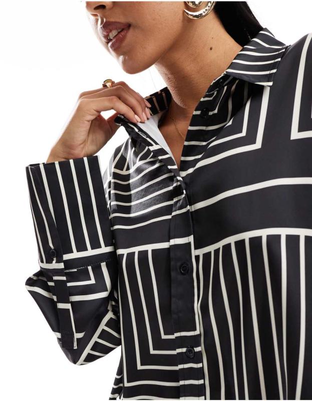 4th & Reckless - 4th & Reckless ブラックタイルプリントのサテンワイドカフボタンフロントシャツコーデ を ...