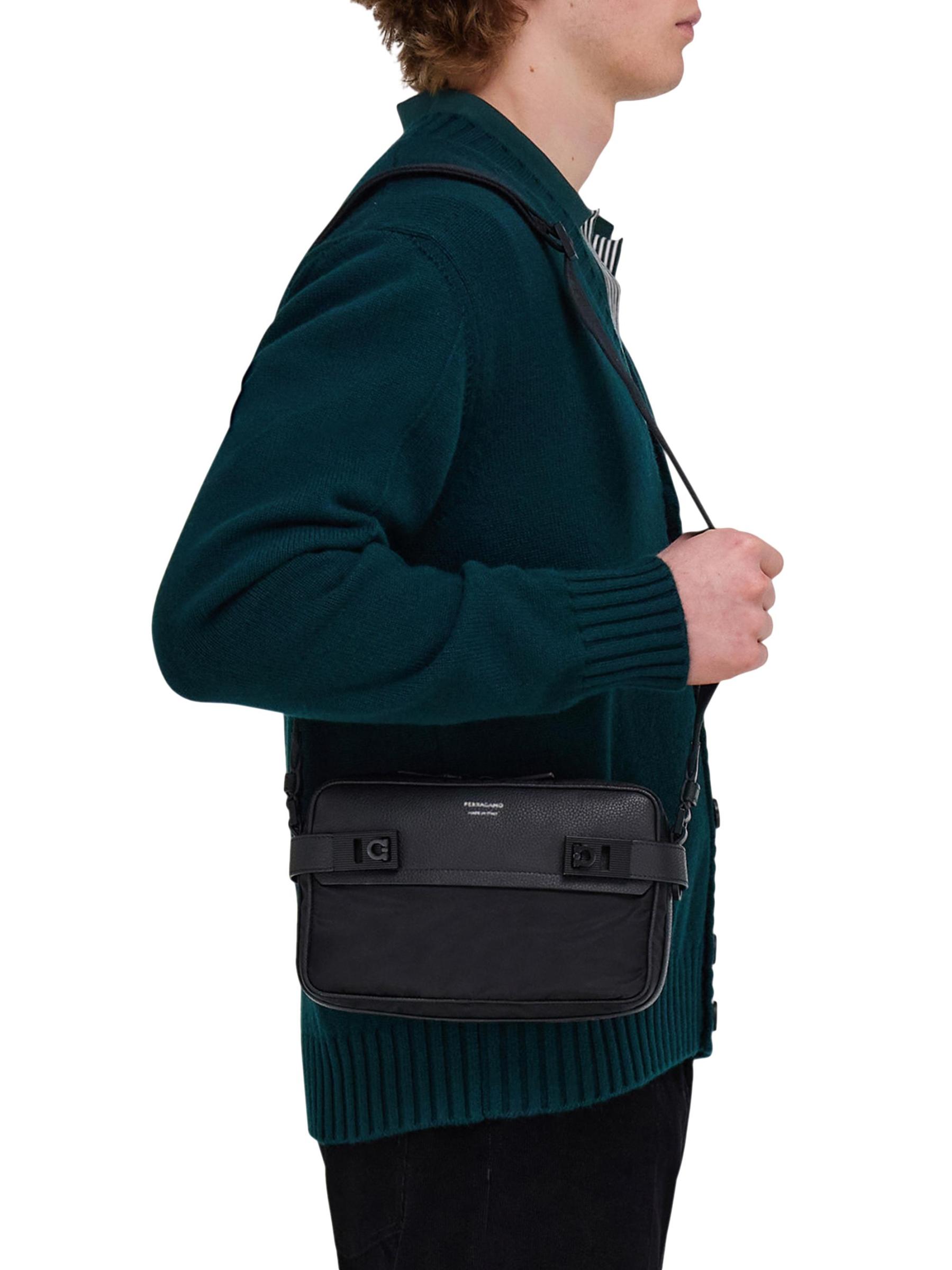 Compra Ferragamo - Bolso cruzado Twins Gancini East-West | Saks Fifth ...