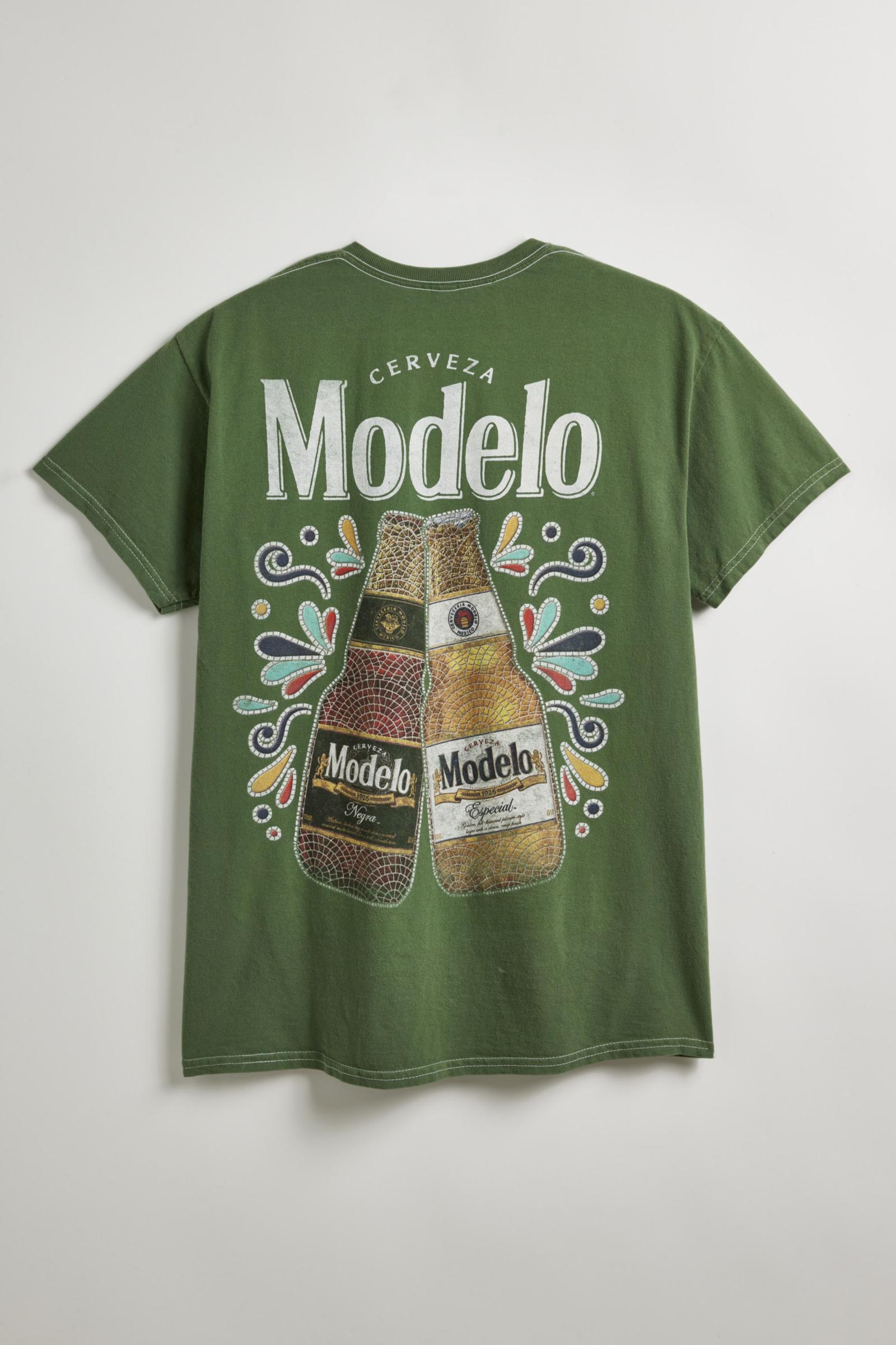 Modelo Cheers Short Sleeve Graphic Tee | Urban Outfitters Mexico ...