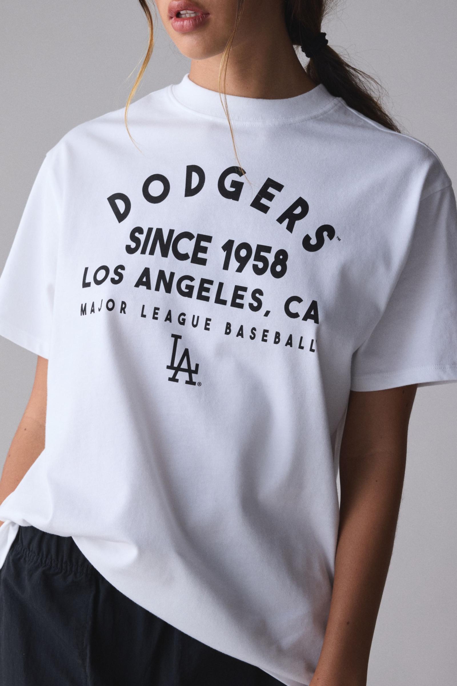Mitchell & Ness MLB LA Dodgers Graphic Boyfriend Tee | Urban Outfitters México - Ropa, música ...