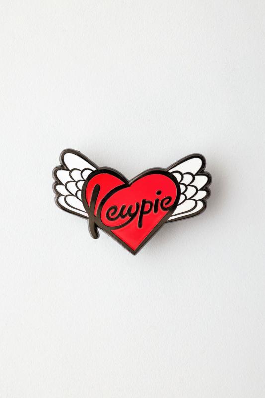 Kewpie X ONCH Alfiler de esmalte corazón | Urban Outfitters México - Ropa, música, hogar y ...