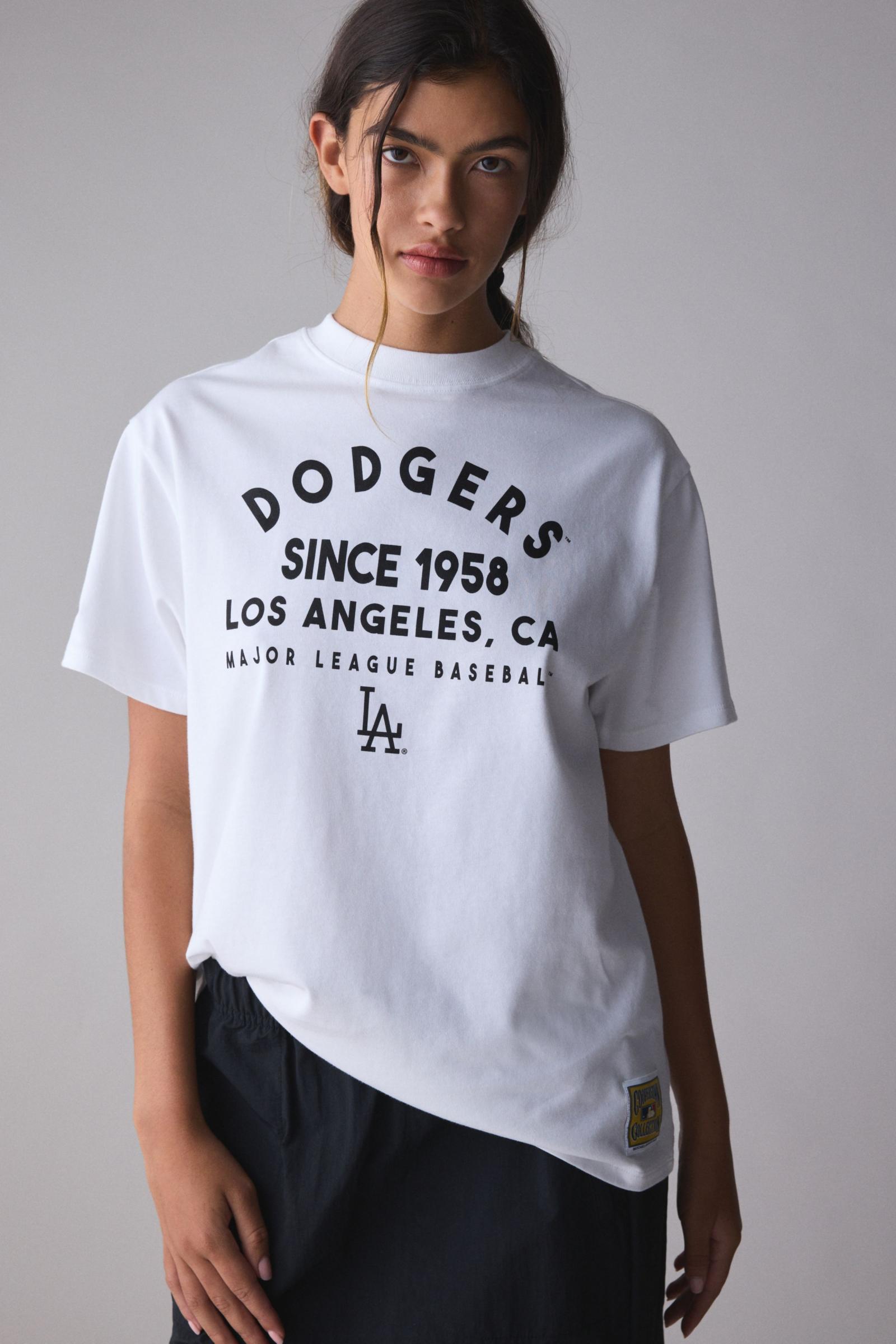 Mitchell & Ness MLB LA Dodgers Graphic Boyfriend Tee | Urban Outfitters México - Ropa, música ...