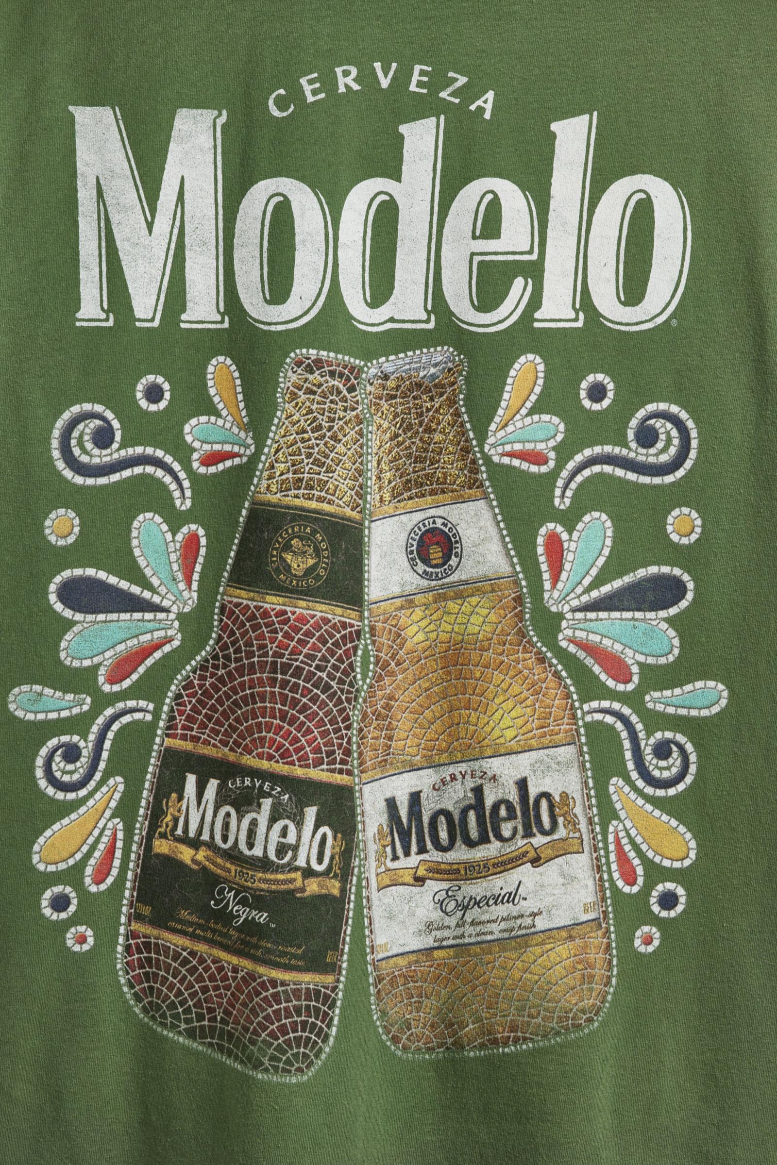 Modelo Cheers Short Sleeve Graphic Tee | Urban Outfitters Mexico ...