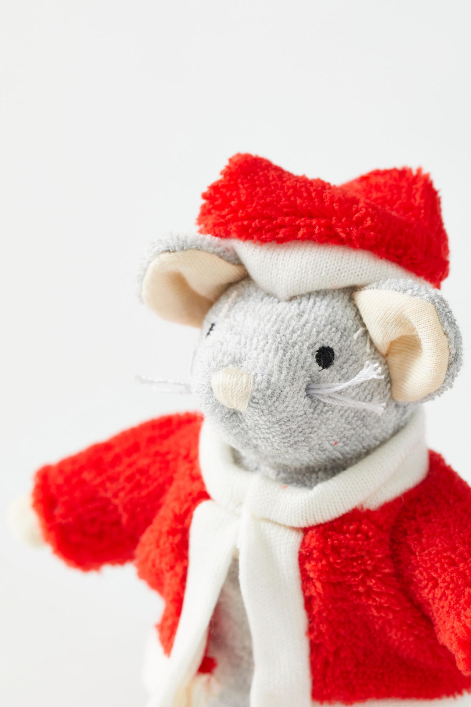 Sam & Julia Santa Mouse Plushie | Urban Outfitters Mexico - Clothing ...