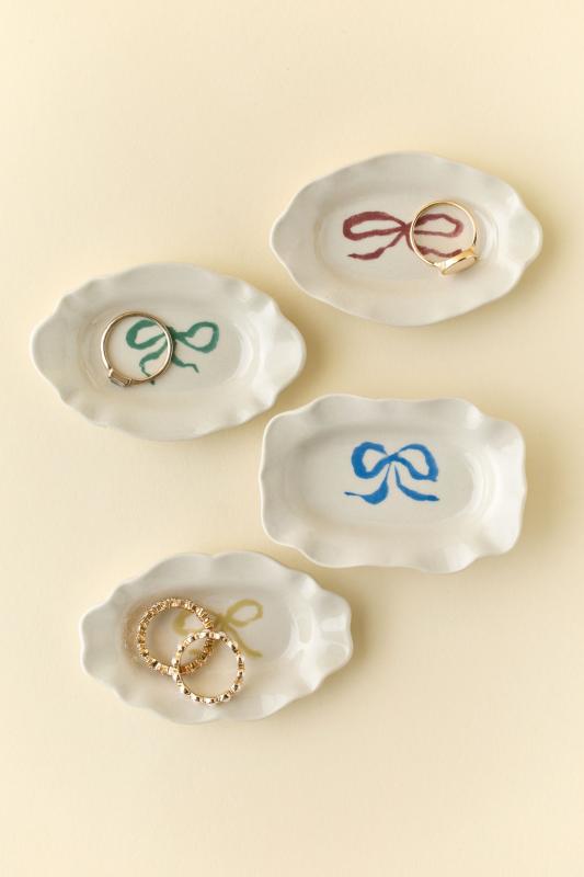 Plato hondo de cerámica con lazo | Urban Outfitters México - Ropa, música, hogar y accesorios