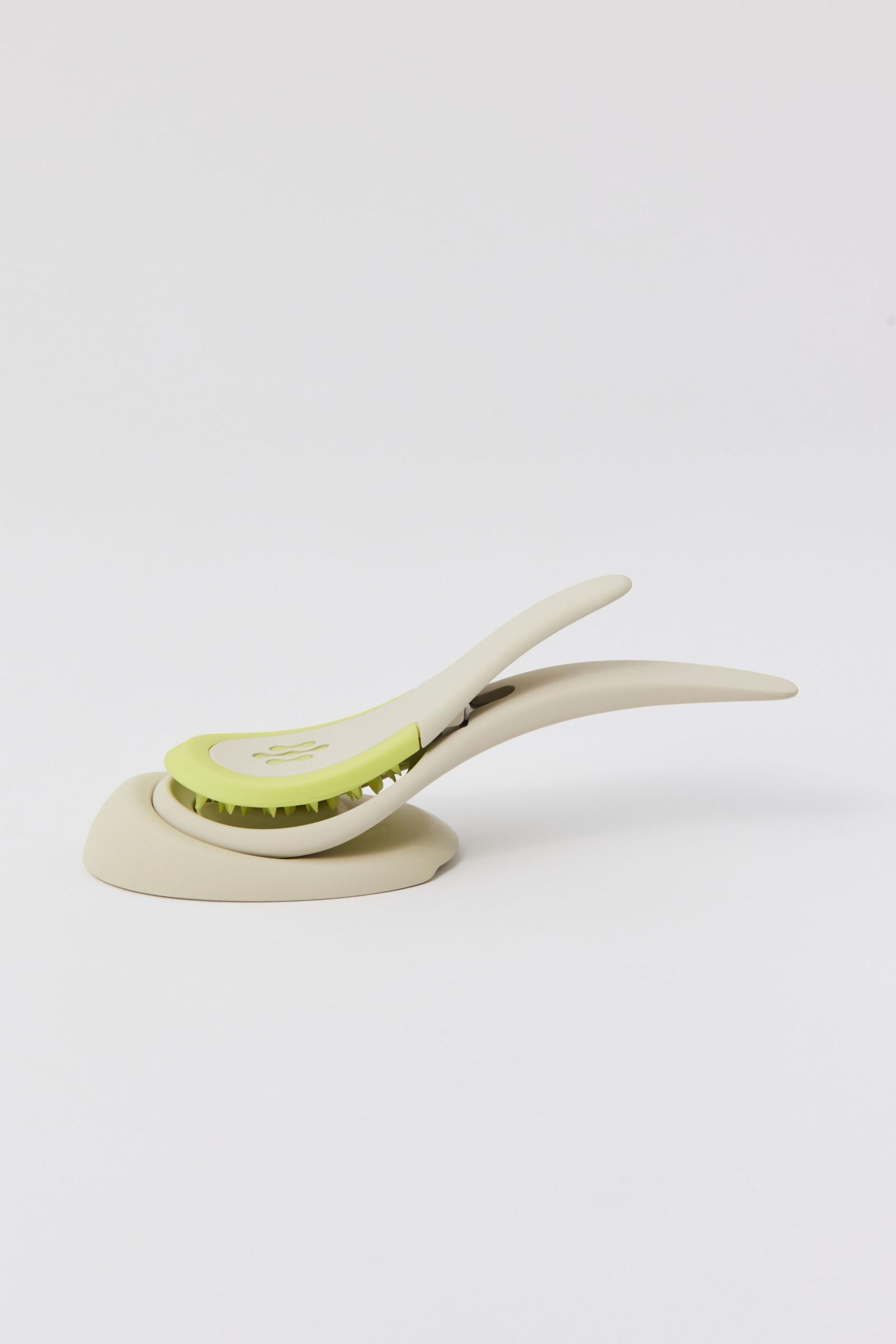 Helix Hair Labs Curl Definer Brush | Urban Outfitters Japan - Clothing ...