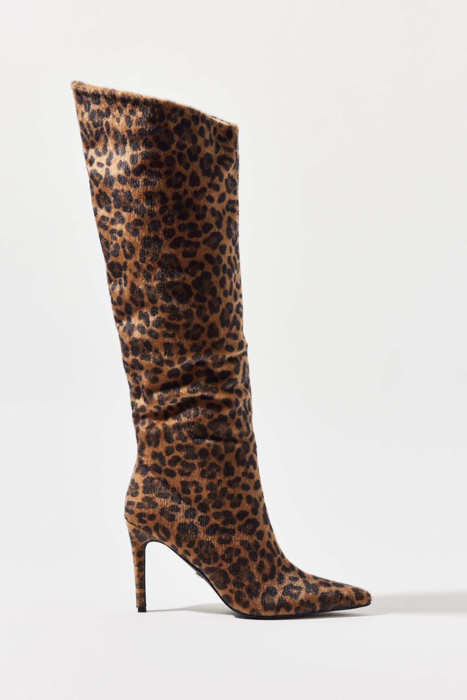 Bota Azalea Wang UO Exclusive Cedar Animal Print | Urban Outfitters ...