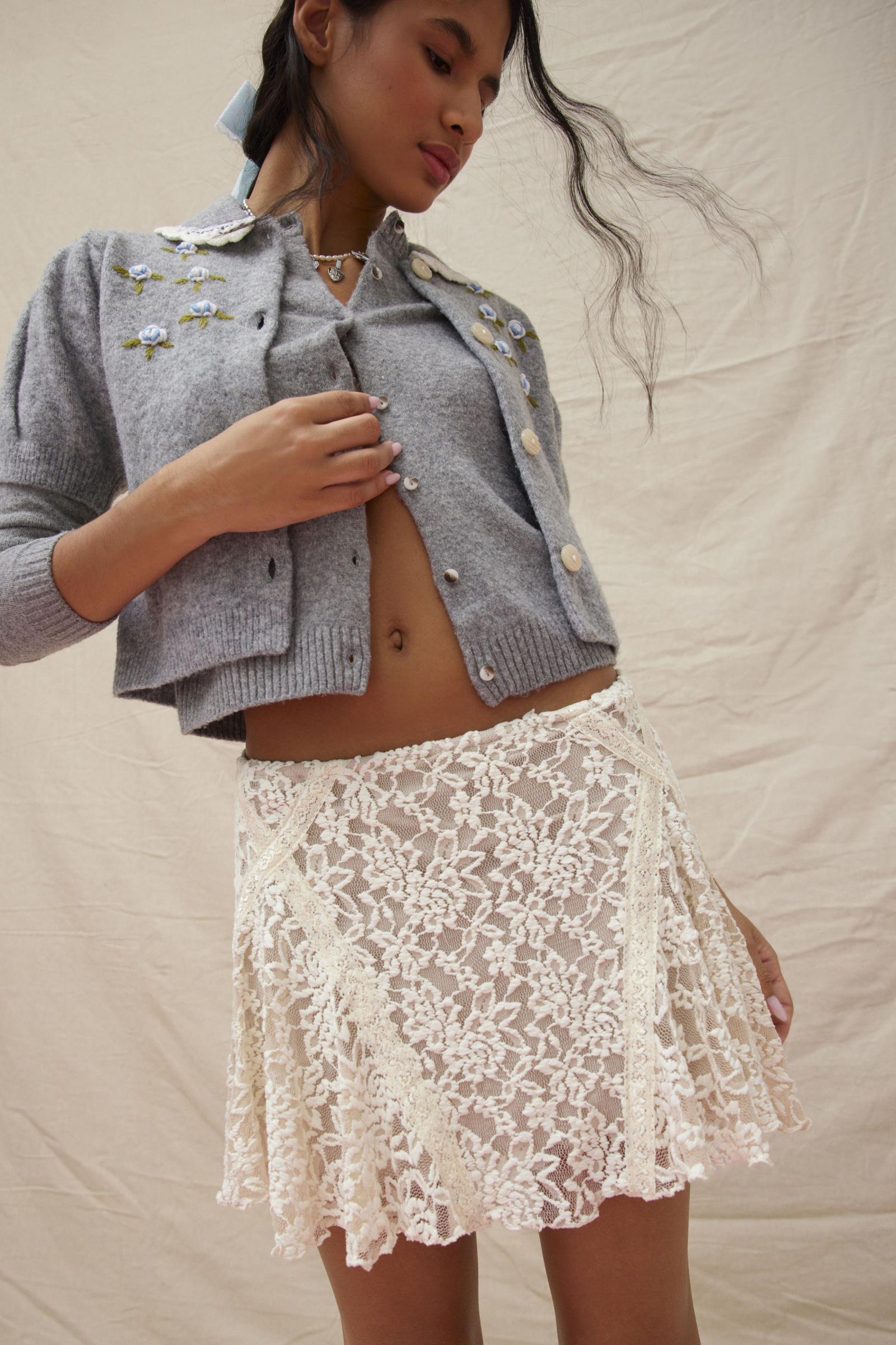 Kimchi Blue Karina Lace Mini Skirt | Urban Outfitters Japan - Clothing ...
